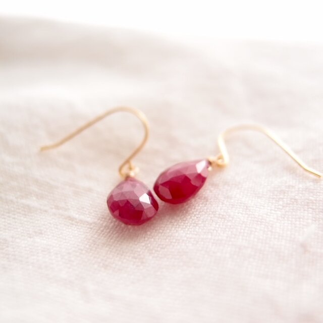 【K14gf】Dark Ruby Earrings／ダークルビーのひとつぶピアス | iichi 日々の暮らしを心地よくするハンドメイドやアンティークのマーケットプレイス