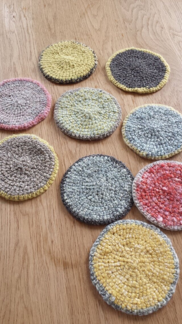 【ホームスパン】ぐるぐる編みのコースター#13 | iichi 日々の暮らしを心地よくするハンドメイドやアンティークのマーケットプレイス