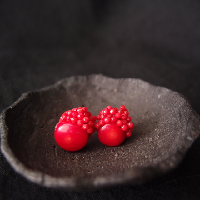 【天然石刺繍／ピアス】Red Coral Earrings・asymmetry／レッドコーラル | iichi 日々の暮らしを心地よくするハンドメイドやアンティークのマーケットプレイス