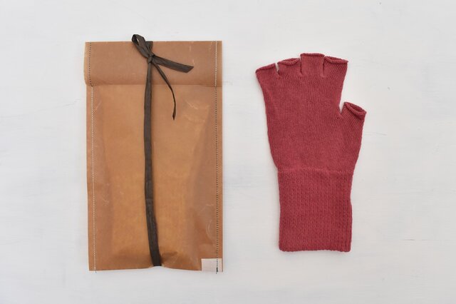 草木染め：シルクのハンドウォーマー《ピンク》 | iichi 日々の暮らしを心地よくするハンドメイドやアンティークのマーケットプレイス