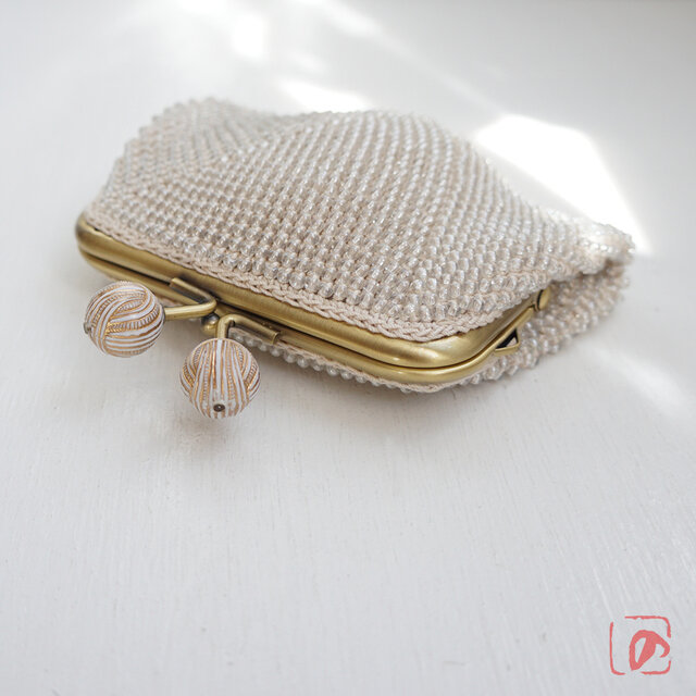 ばあば作、大きめ・総ガラスビーズのスクエアがま口（moira・2017） | iichi 日々の暮らしを心地よくするハンドメイドやアンティークのマーケットプレイス