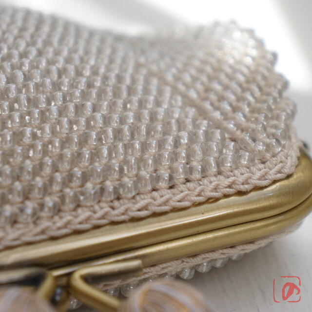 ばあば作、大きめ・総ガラスビーズのスクエアがま口（moira・2017） | iichi 日々の暮らしを心地よくするハンドメイドやアンティークのマーケットプレイス