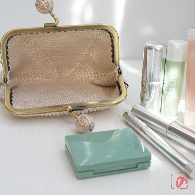 ばあば作、大きめ・総ガラスビーズのスクエアがま口（moira・2017） | iichi 日々の暮らしを心地よくするハンドメイドやアンティークのマーケットプレイス