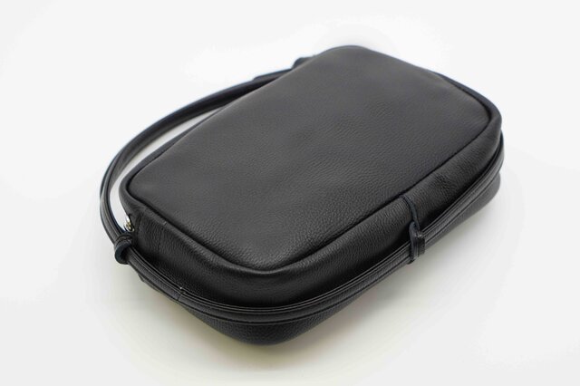 SOFTブラック・2WAY機能ポシェットLサイズ 内装キーホルダー付きます。 | iichi 日々の暮らしを心地よくするハンドメイドやアンティークのマーケットプレイス