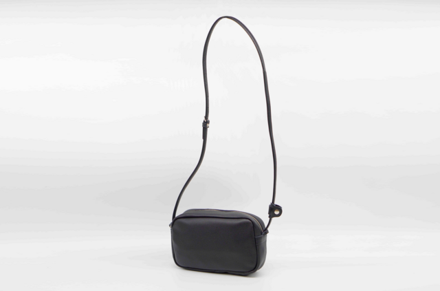 SOFTブラック・2WAY機能ポシェットLサイズ 内装キーホルダー付きます。 | iichi 日々の暮らしを心地よくするハンドメイドやアンティークのマーケットプレイス