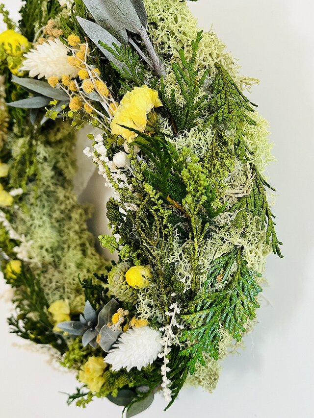 【ミモザと草花たちのイノセントカラーリース】 S イエロー | iichi 日々の暮らしを心地よくするハンドメイドやアンティークのマーケットプレイス