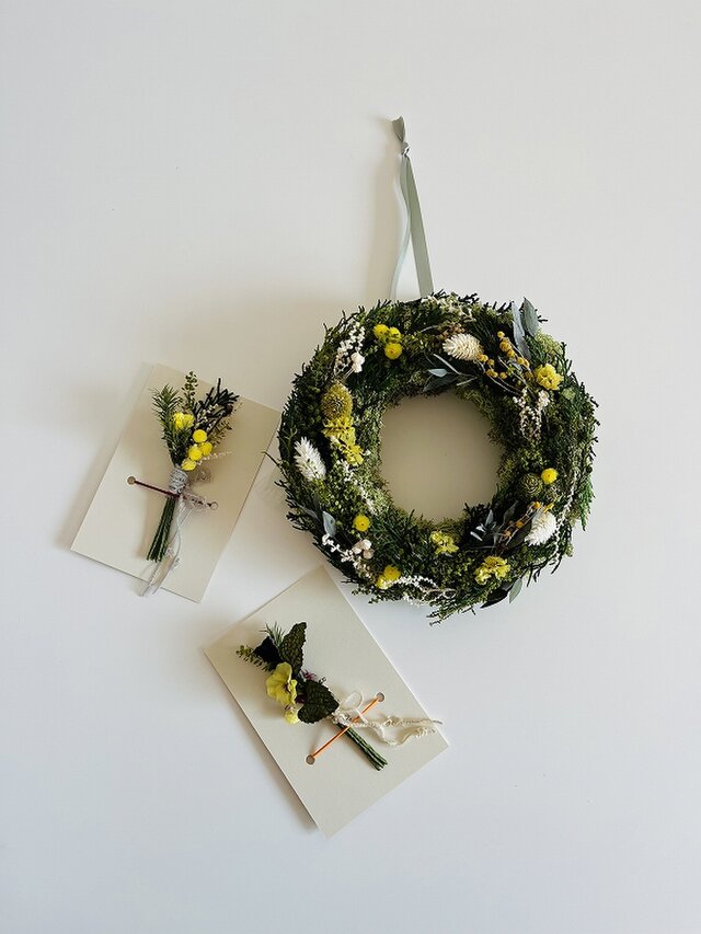 【ミモザと草花たちのイノセントカラーリース】 S イエロー | iichi 日々の暮らしを心地よくするハンドメイドやアンティークのマーケットプレイス