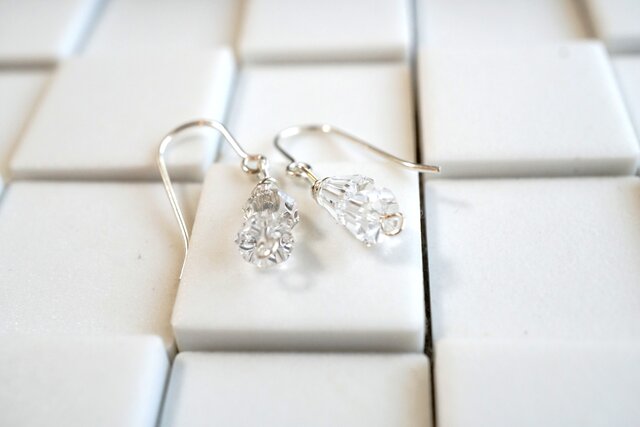 水晶（ピラミッドカット）のツリーピアス | iichi 日々の暮らしを心地よくするハンドメイドやアンティークのマーケットプレイス