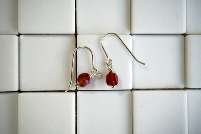 小さなヘソナイトガーネット（タンブルカット）の1粒ピアス | iichi 日々の暮らしを心地よくするハンドメイドやアンティークのマーケットプレイス