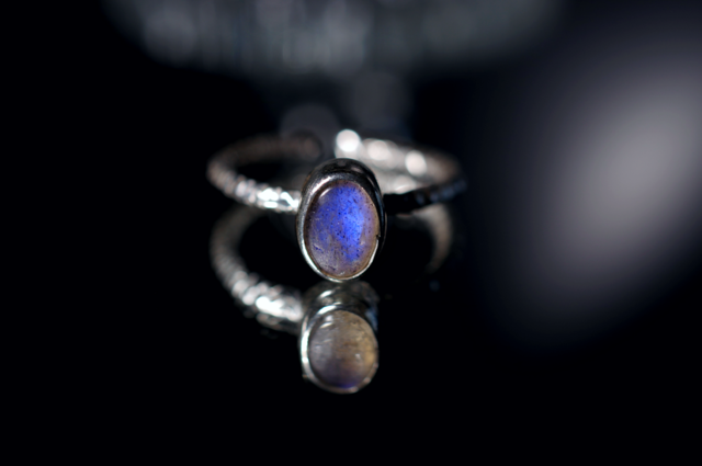New ☆新作☆『ラブラドライト』☆の世界でひとつの天然石リングsilver925 | iichi 日々の暮らしを心地よくするハンドメイドやアンティークのマーケットプレイス