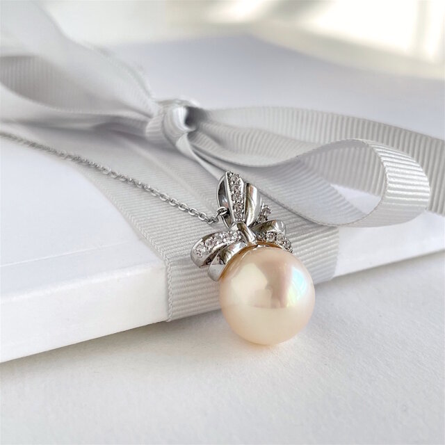 桜色 大粒 淡水真珠 ルベルパールのリボンペンダントネックレス(12.5mm) | iichi 日々の暮らしを心地よくするハンドメイドやアンティークのマーケットプレイス