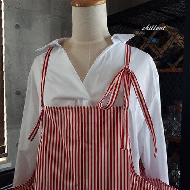 【背中がかわいい】エプロンドレス：コットン：レッドストライプ【0397】 | iichi 日々の暮らしを心地よくするハンドメイドやアンティークのマーケットプレイス