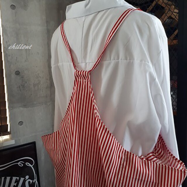 【背中がかわいい】エプロンドレス：コットン：レッドストライプ【0397】 | iichi 日々の暮らしを心地よくするハンドメイドやアンティークのマーケットプレイス
