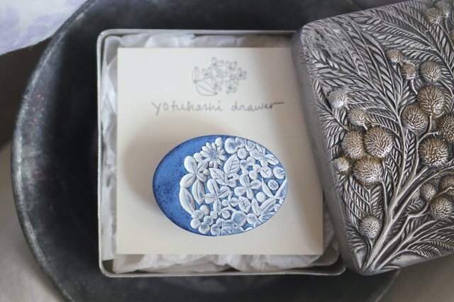 陶土の草花ブローチ : : : 1273 | iichi 日々の暮らしを心地よくするハンドメイドやアンティークのマーケットプレイス