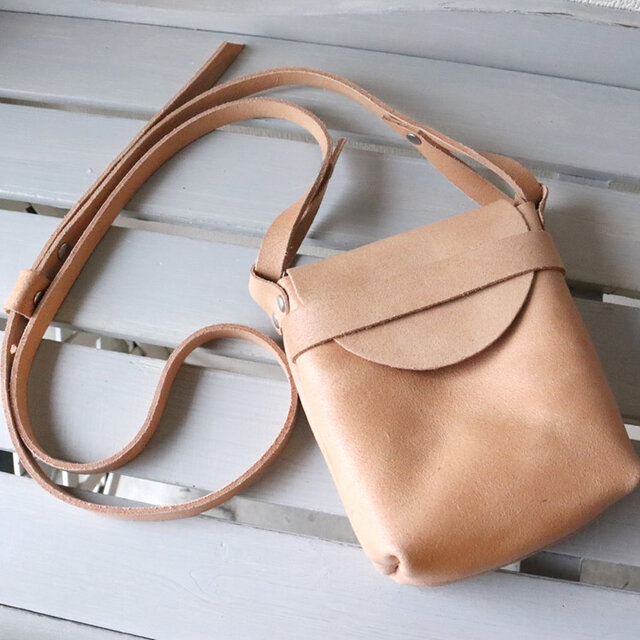 【期間限定】値下 ポシェット サコッシュ 兼用 革 ミニ ハンドメイド1161 | iichi 日々の暮らしを心地よくするハンドメイドやアンティークのマーケットプレイス