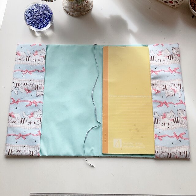【B5サイズ用】猫とピアノとリボン柄 ノートカバー 教科書カバー ブックカバー | iichi 日々の暮らしを心地よくするハンドメイドやアンティークのマーケットプレイス
