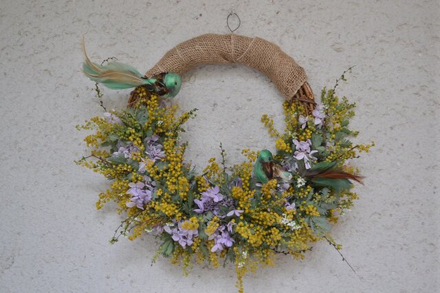 2羽の小鳥とミモザのハーフwreath | iichi 日々の暮らしを心地よくするハンドメイドやアンティークのマーケットプレイス