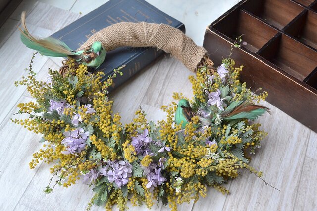 2羽の小鳥とミモザのハーフwreath | iichi 日々の暮らしを心地よくするハンドメイドやアンティークのマーケットプレイス