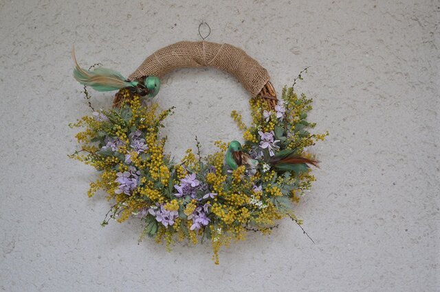 2羽の小鳥とミモザのハーフwreath | iichi 日々の暮らしを心地よくするハンドメイドやアンティークのマーケットプレイス