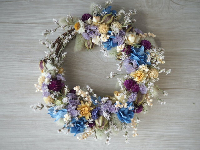 ドライフラワーの三日月リース -blue- | iichi 日々の暮らしを心地よくするハンドメイドやアンティークのマーケットプレイス