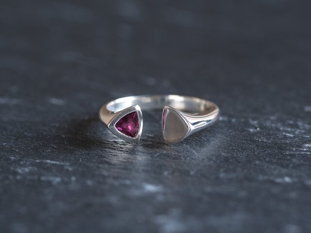 garnet triangle ring 天然石ロードライトガーネット 三角 シルバーリング silver925 | iichi 日々の暮らしを心地よくするハンドメイドやアンティークの ...