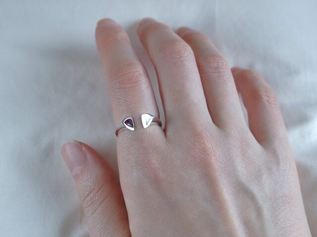 garnet triangle ring 天然石ロードライトガーネット 三角 シルバーリング silver925 | iichi 日々の暮らしを心地よくするハンドメイドやアンティークの ...