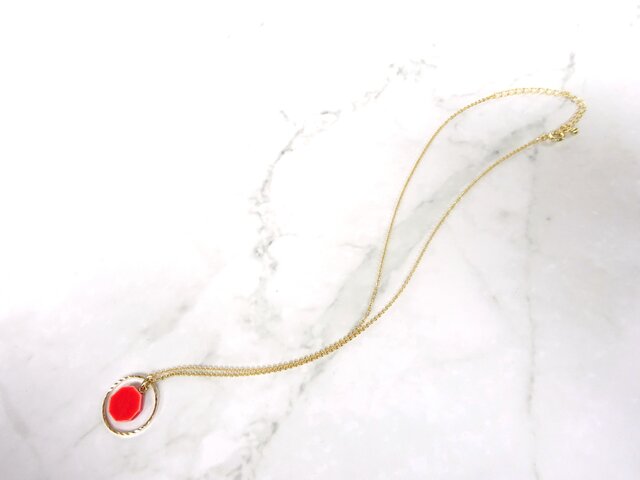 陶とgold circle のnecklace（赤） | iichi 日々の暮らしを心地よくするハンドメイドやアンティークのマーケットプレイス
