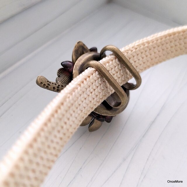 梅の花の帯留め小枝Ver.（ピンク）D | iichi 日々の暮らしを心地よくするハンドメイドやアンティークのマーケットプレイス