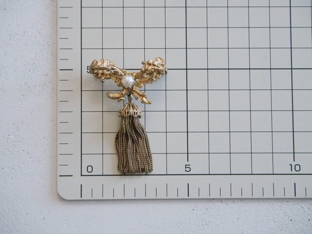 タッセルリボンのヴィンテージブローチ | iichi 日々の暮らしを心地よくするハンドメイドやアンティークのマーケットプレイス