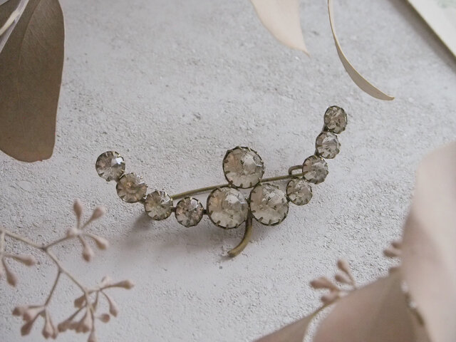 クローバーのクレセント型ブローチ | iichi 日々の暮らしを心地よくするハンドメイドやアンティークのマーケットプレイス