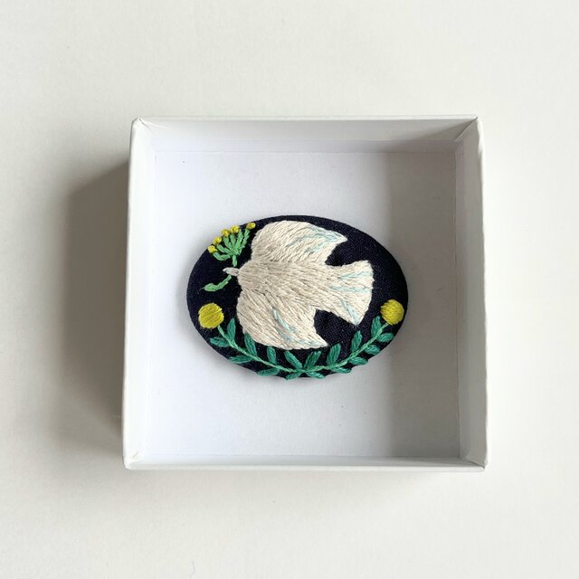 北欧風ことりとミモザの刺繍ブローチ【hokuo】#236 | iichi 日々の暮らしを心地よくするハンドメイドやアンティークのマーケットプレイス