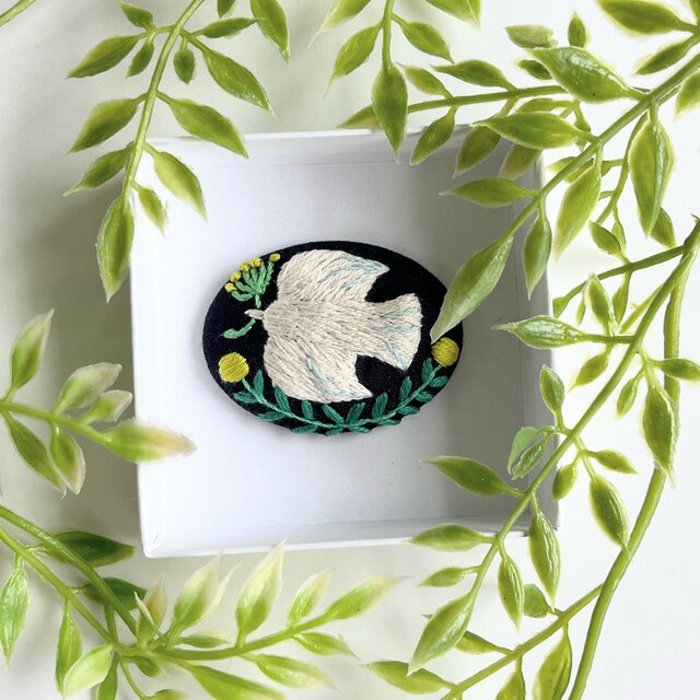 北欧風ことりとミモザの刺繍ブローチ【hokuo】#236 | iichi 日々の暮らしを心地よくするハンドメイドやアンティークのマーケットプレイス