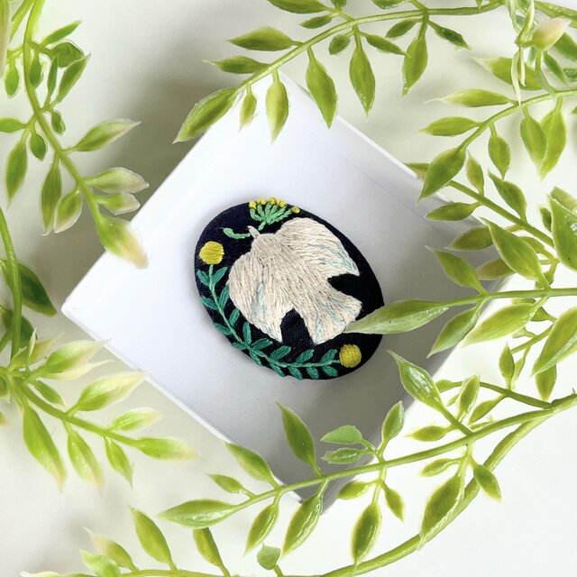 北欧風ことりとミモザの刺繍ブローチ【hokuo】#236 | iichi 日々の暮らしを心地よくするハンドメイドやアンティークのマーケットプレイス
