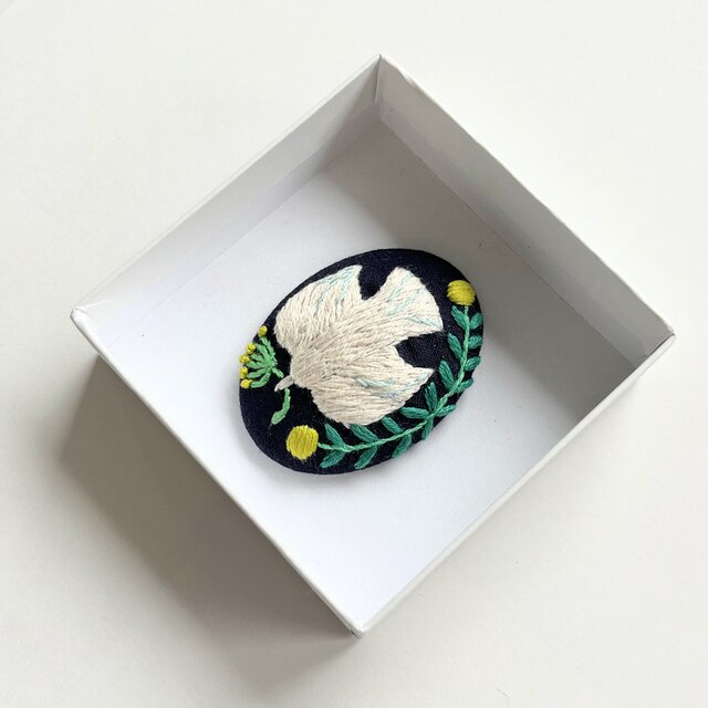 北欧風ことりとミモザの刺繍ブローチ【hokuo】#236 | iichi 日々の暮らしを心地よくするハンドメイドやアンティークのマーケットプレイス