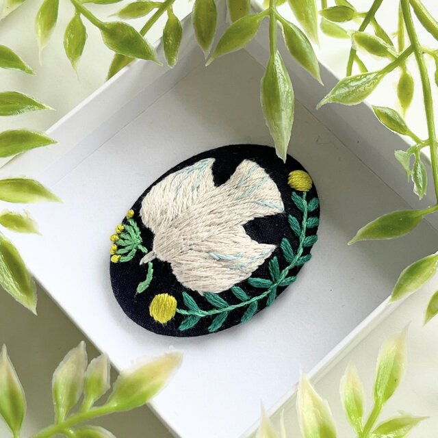 北欧風ことりとミモザの刺繍ブローチ【hokuo】#236 | iichi 日々の暮らしを心地よくするハンドメイドやアンティークのマーケットプレイス