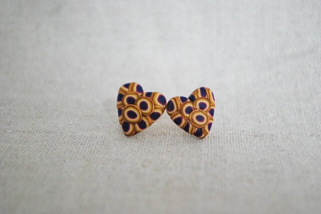 ぶつぶつハートピアス・イヤリング blue | iichi 日々の暮らしを心地よくするハンドメイドやアンティークのマーケットプレイス