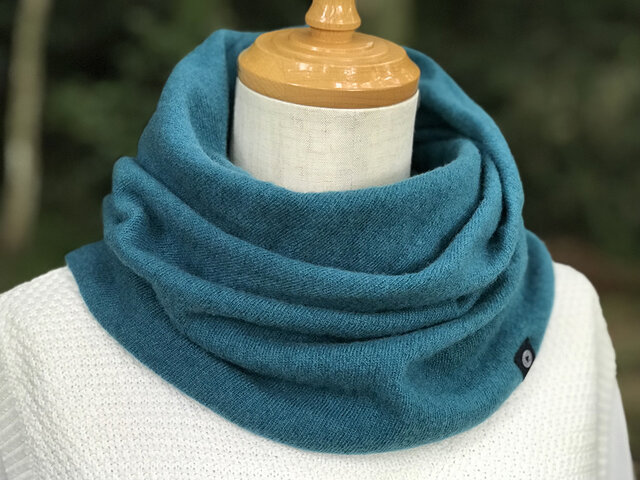 温度を纏う。純カシミヤねじりスヌード [Basici Design]ターコイズ | iichi 日々の暮らしを心地よくするハンドメイドやアンティークのマーケットプレイス