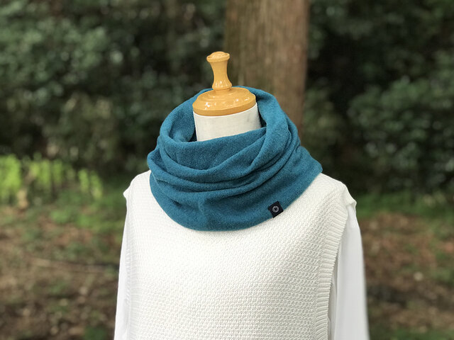 温度を纏う。純カシミヤねじりスヌード [Basici Design]ターコイズ | iichi 日々の暮らしを心地よくするハンドメイドやアンティークのマーケットプレイス