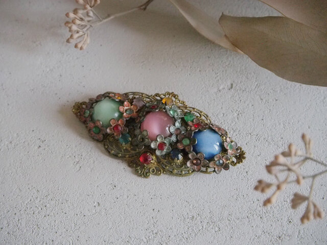 1930年代チェコの3色ガラスブローチ | iichi 日々の暮らしを心地よくするハンドメイドやアンティークのマーケットプレイス