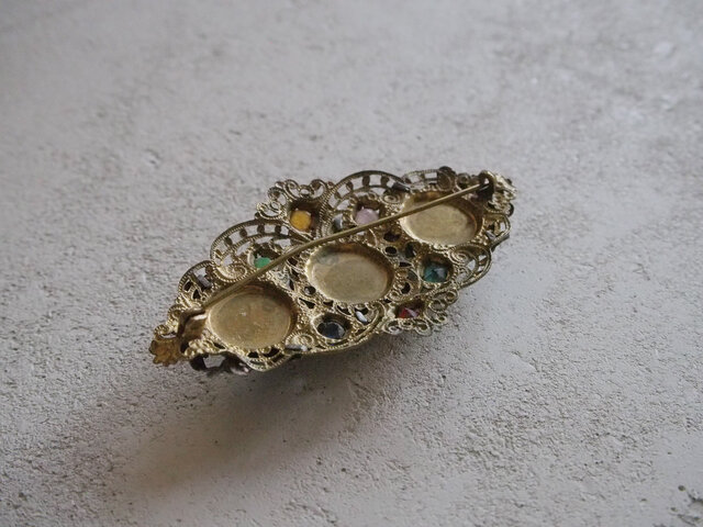 1930年代チェコの3色ガラスブローチ | iichi 日々の暮らしを心地よくするハンドメイドやアンティークのマーケットプレイス