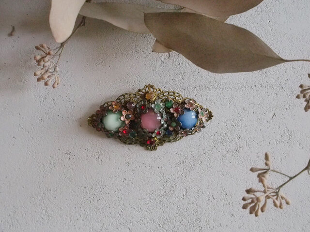 1930年代チェコの3色ガラスブローチ | iichi 日々の暮らしを心地よくするハンドメイドやアンティークのマーケットプレイス