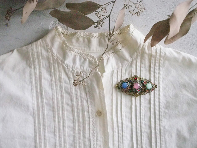 1930年代チェコの3色ガラスブローチ | iichi 日々の暮らしを心地よくするハンドメイドやアンティークのマーケットプレイス