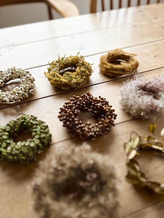 8種類の野草 ~直径約10cm手のひらリース | iichi 日々の暮らしを心地よくするハンドメイドやアンティークのマーケットプレイス