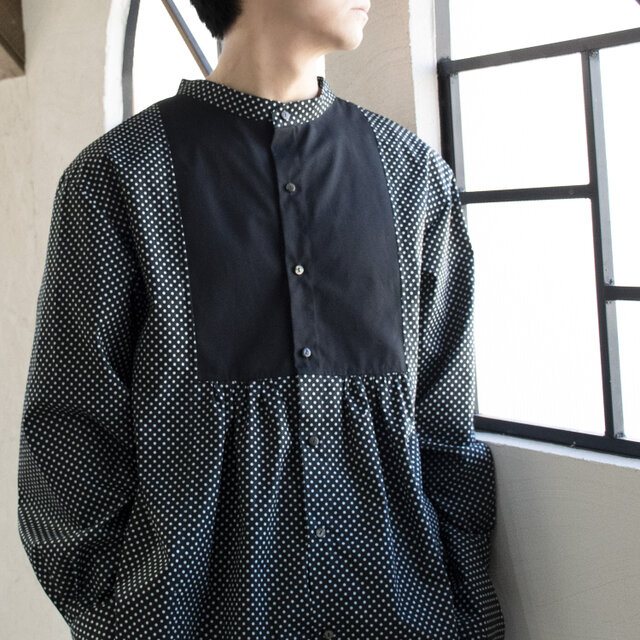 【完全一点物】スタンドカラー ギャザーシャツ（ブラックドット） | iichi 日々の暮らしを心地よくするハンドメイドやアンティークのマーケットプレイス