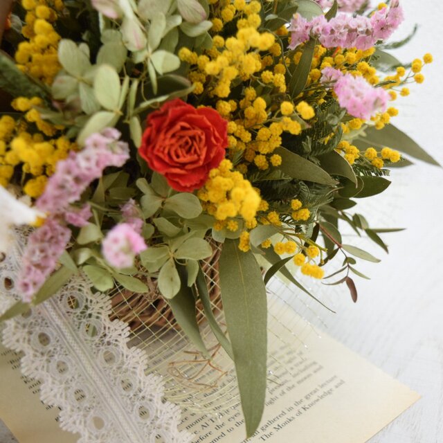 バスケットアレンジ・春らんまん | iichi 日々の暮らしを心地よくするハンドメイドやアンティークのマーケットプレイス