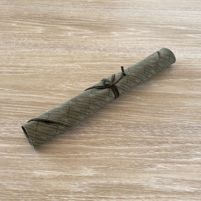 【1点もの】着物地ので作る箸袋・カトラリーホルダー -ウール着物地 薄緑に細い線（ヴィンテージ） P-37 | iichi 日々の暮らしを心地よくするハンドメイドやアンティークのマーケットプレイス