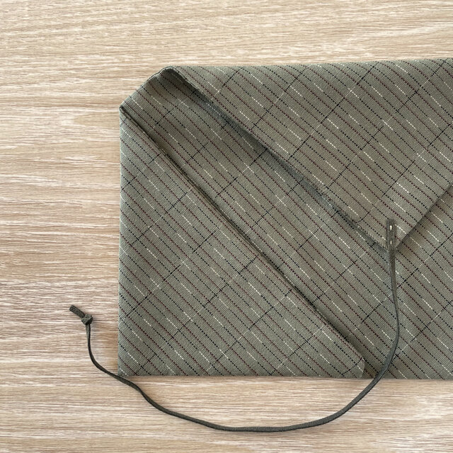 【1点もの】着物地ので作る箸袋・カトラリーホルダー -ウール着物地 薄緑に細い線（ヴィンテージ） P-37 | iichi 日々の暮らしを心地よくするハンドメイドやアンティークのマーケットプレイス