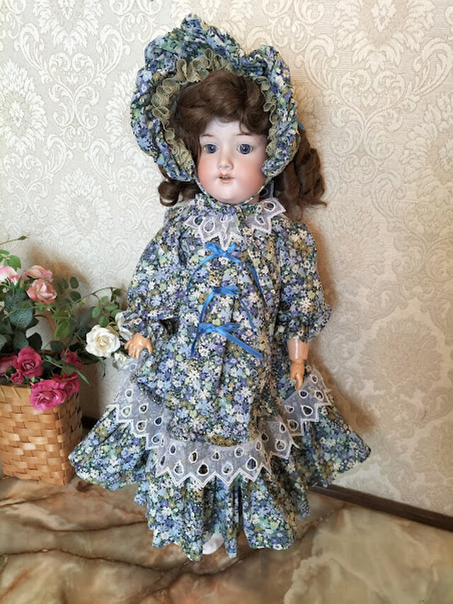 ドール背丈が60cm位用 ブルー花柄ドレスとボネ | iichi 日々の暮らしを心地よくするハンドメイドやアンティークのマーケットプレイス