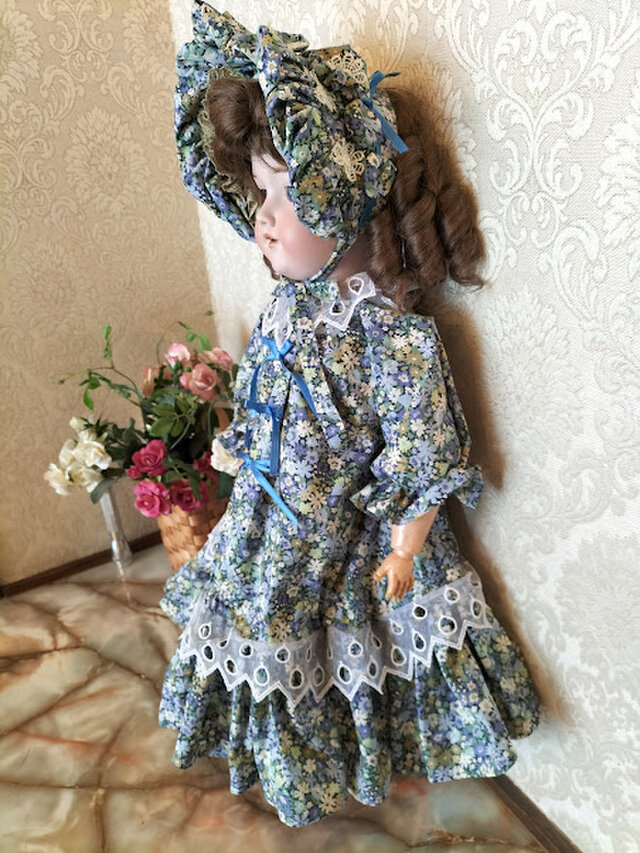 ドール背丈が60cm位用 ブルー花柄ドレスとボネ | iichi 日々の暮らしを心地よくするハンドメイドやアンティークのマーケットプレイス