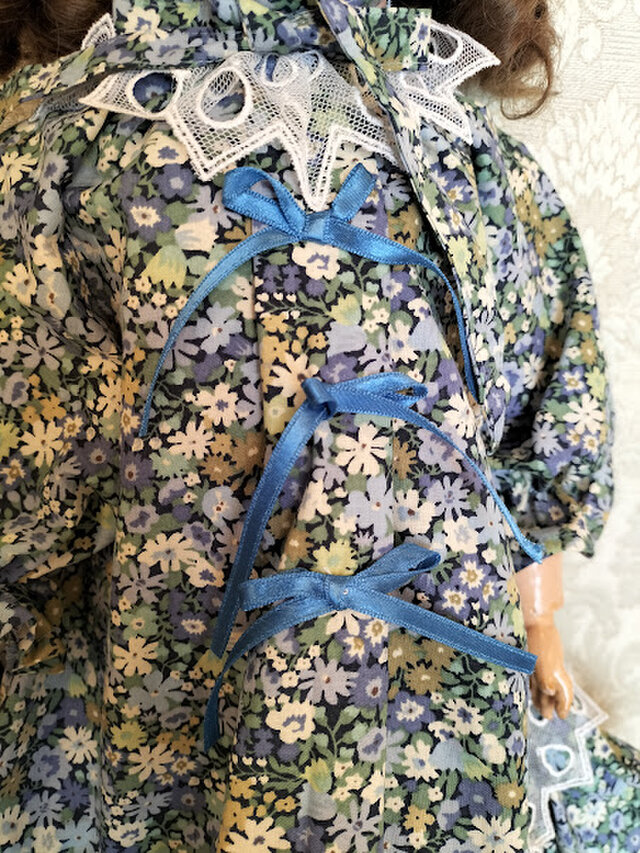 ドール背丈が60cm位用 ブルー花柄ドレスとボネ | iichi 日々の暮らしを心地よくするハンドメイドやアンティークのマーケットプレイス